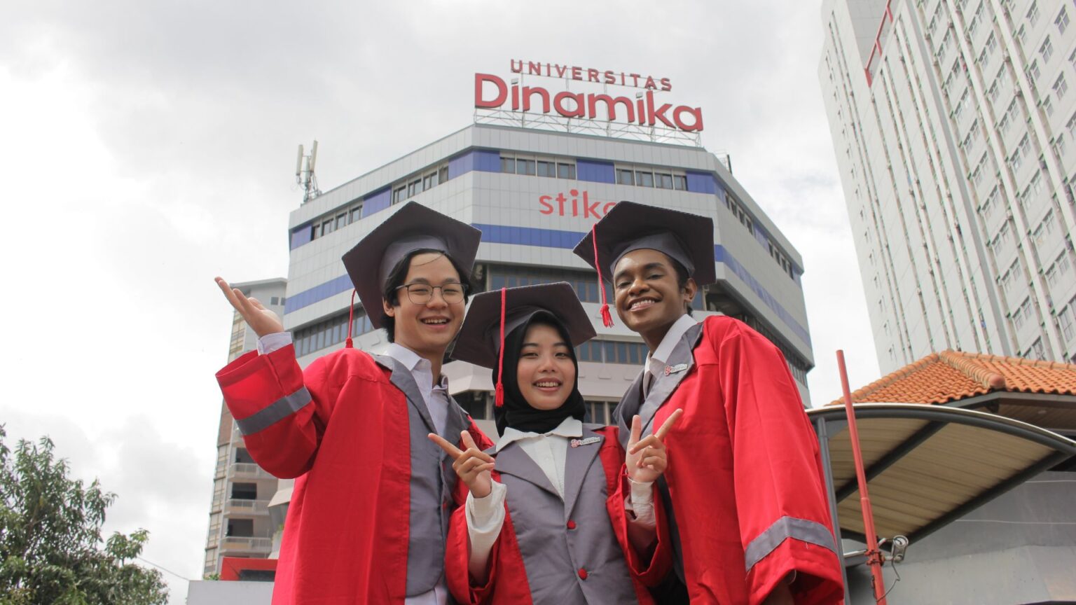 Beasiswa SNBT Universitas Dinamika Surabaya