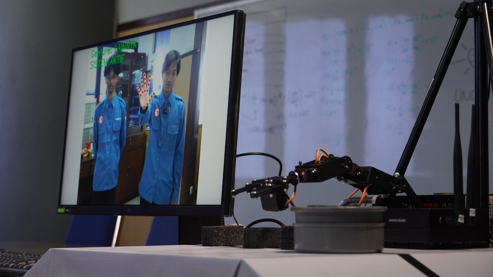 Robot Lengan AI Mahasiswa Undika Gunakan Gestur Tangan